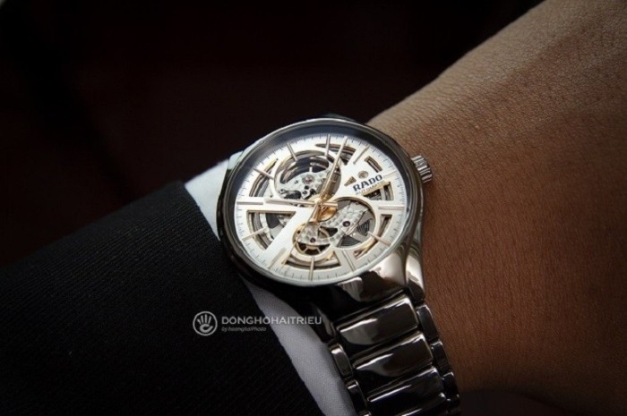 Các mẫu đồng hồ trong suốt đẹp nhất và cách phối đồ chuẩn